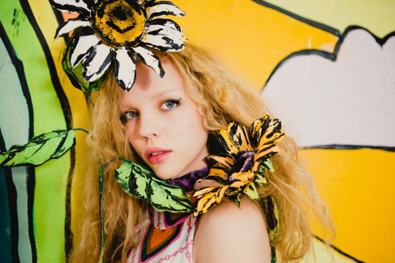 תערוכה מצוירת ביד של Alexa Meade, יוצרת חוויה של אליסה בארץ הפלאות | D ...