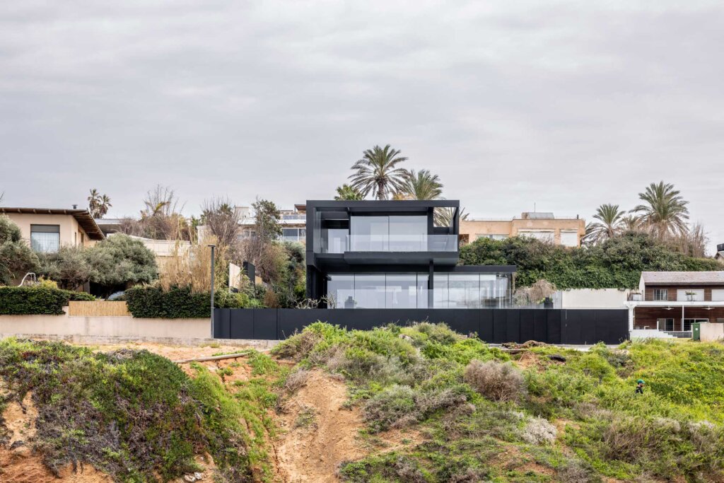 הבית השחור בארסוף / אדריכל פיצו קדם | D+A Magazine