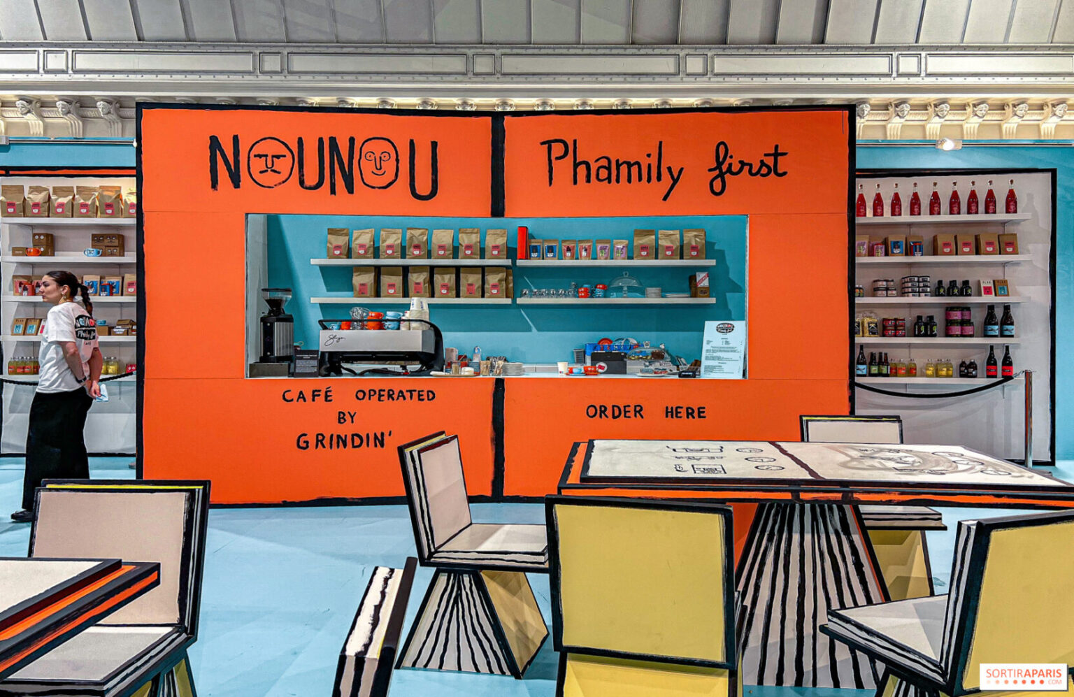 ענקי הנייר של Jean jullien קוראים ספרים בתוך החנות בפריז | D+A Magazine