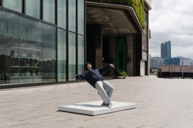 האמן הסיני Xu Zhen מצליח להחזיק אנשים תלויים באוויר | D+A Magazine