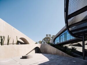 בית הבטון האימתני של זוג אספני האמנות | D+A Magazine