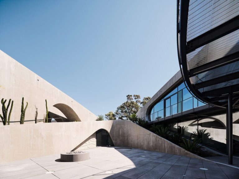 בית הבטון האימתני של זוג אספני האמנות | D+A Magazine