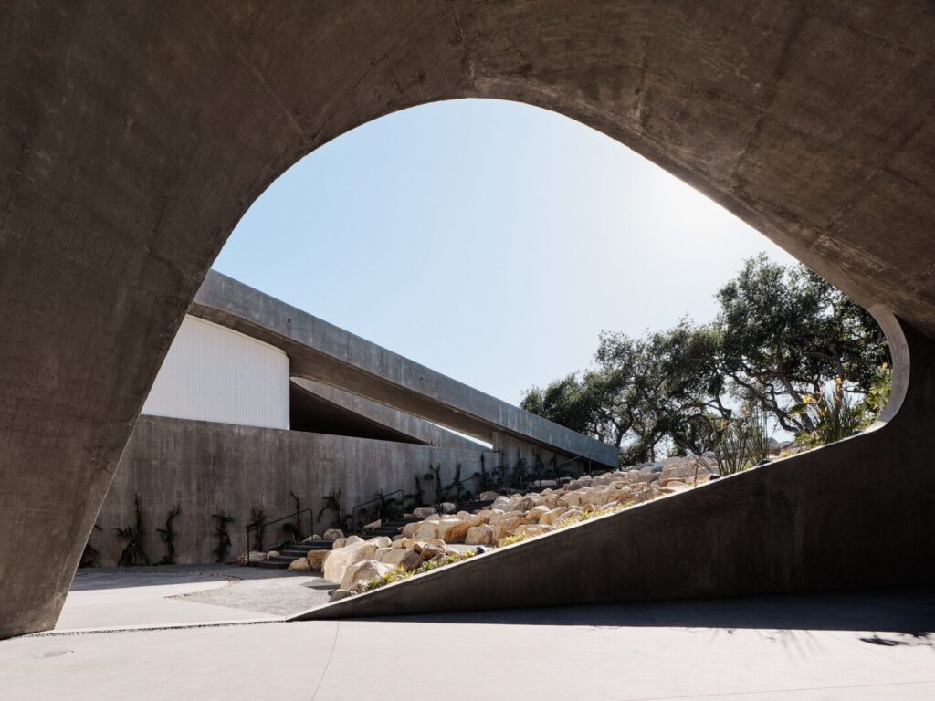 בית הבטון האימתני של זוג אספני האמנות | D+A Magazine